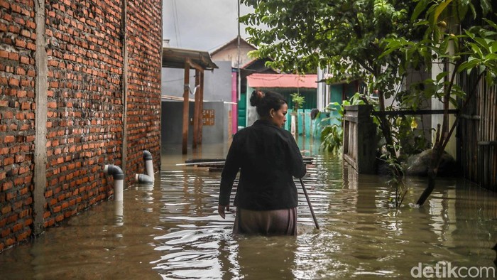 Jalan Utama Babelan Dikepung Banjir, Mobilitas Warga Terganggu
