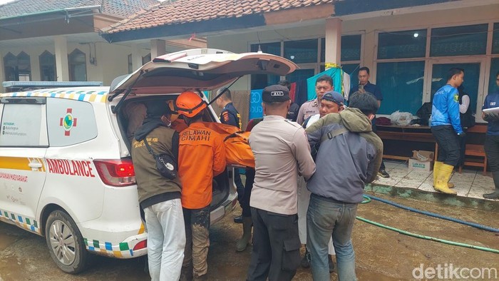 4 Jasad Korban Longsor Cisarua Dievakuasi, Total 29 Body Bag Sampai ...