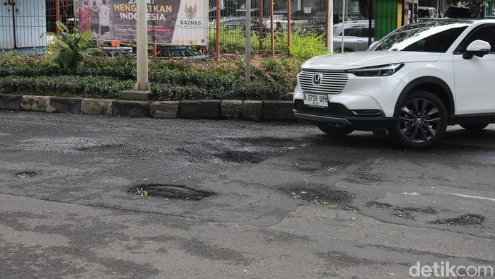 Aspal Mengelupas, Jalan Boulevard Raya Kelapa Gading Bikin Waswas