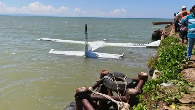 Bangkai Pesawat Smart Air Dievakuasi dari Laut Nabire ke Darat Pakai Loader