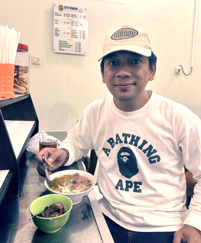 Rian D'Masiv Cicip Rawon hingga Bebek Goreng di Tengah Aktivitas Manggung