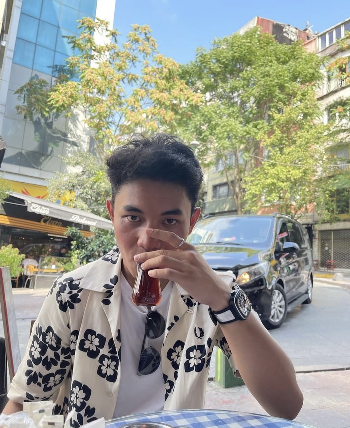 Romantisnya Fiki Naki dan Tinandrose yang Gemar Kulineran di Kafe