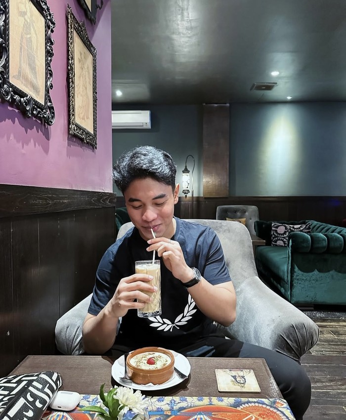 Romantisnya Fiki Naki dan Tinandrose yang Gemar Kulineran di Kafe