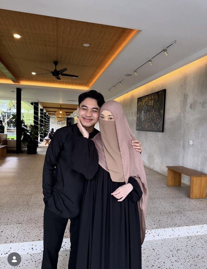 Romantisnya Fiki Naki dan Tinandrose yang Gemar Kulineran di Kafe