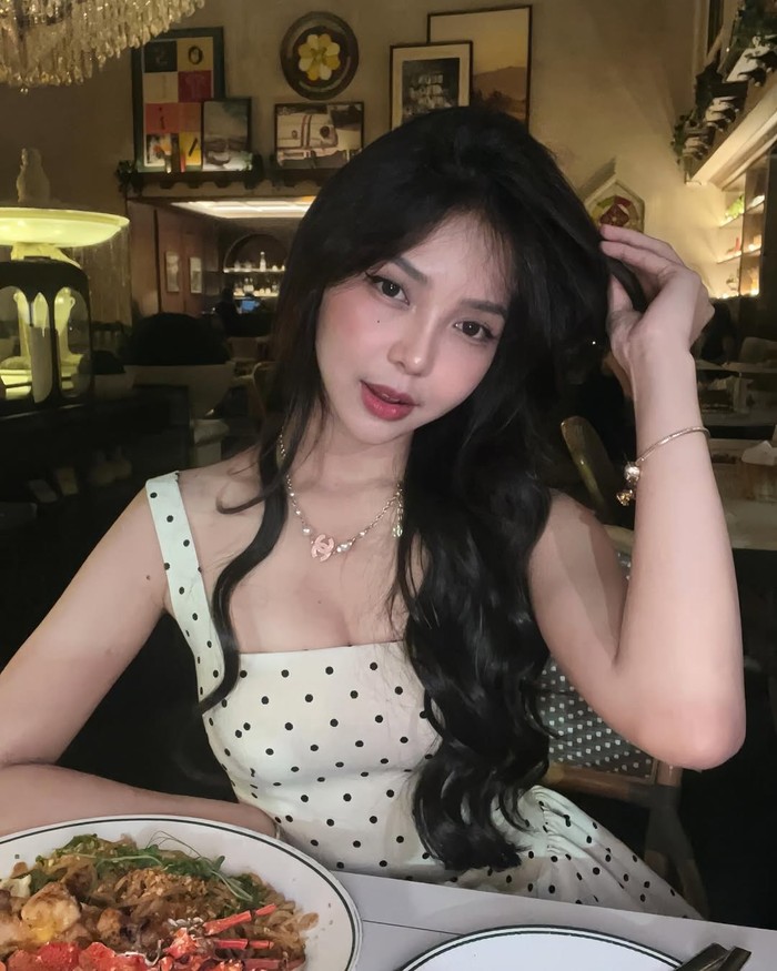 Gemas! Potret Cantik Meyden saat Ngemil Roti hingga Pasta