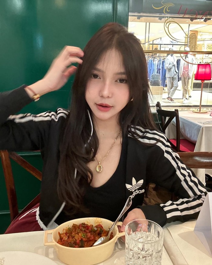 Gemas! Potret Cantik Meyden saat Ngemil Roti hingga Pasta