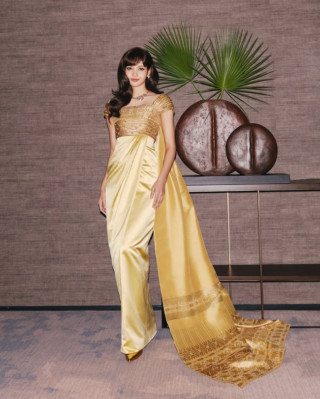 Pesona Lisa BLACKPINK Pakai Gaun Balmain Terinspirasi Ratu Thailand
