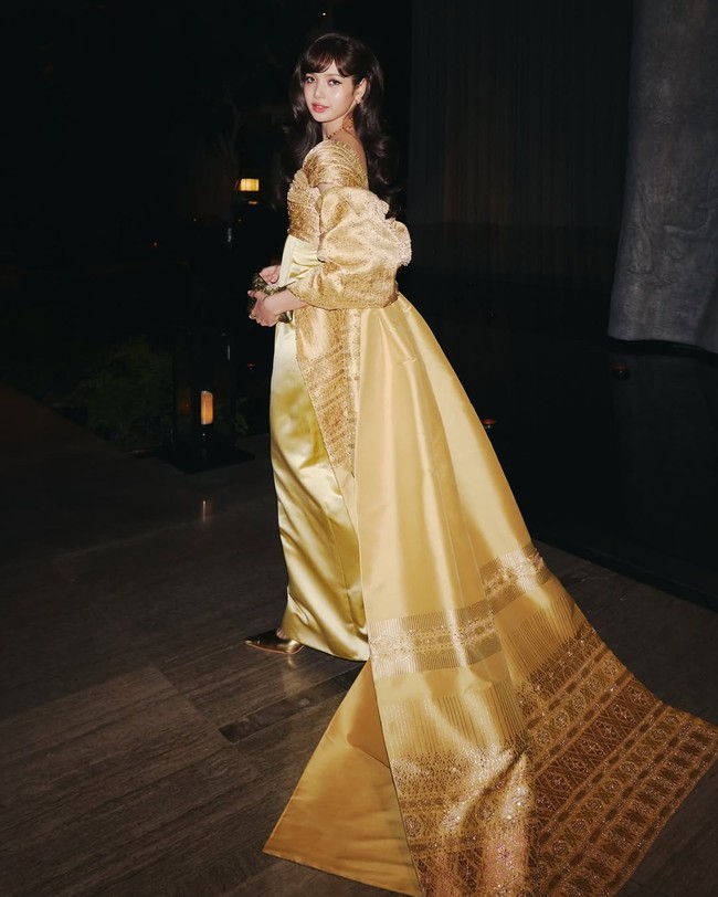 Pesona Lisa BLACKPINK Pakai Gaun Balmain Terinspirasi Ratu Thailand