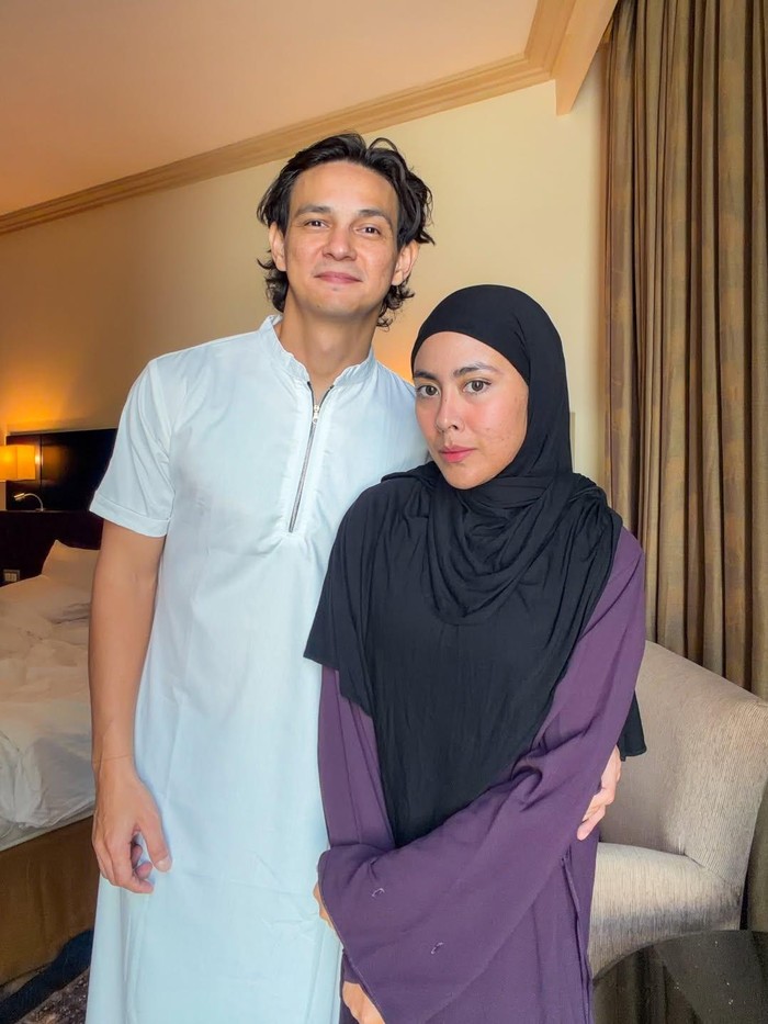 Emosional Marcell Darwin Pertama Kali Umrah