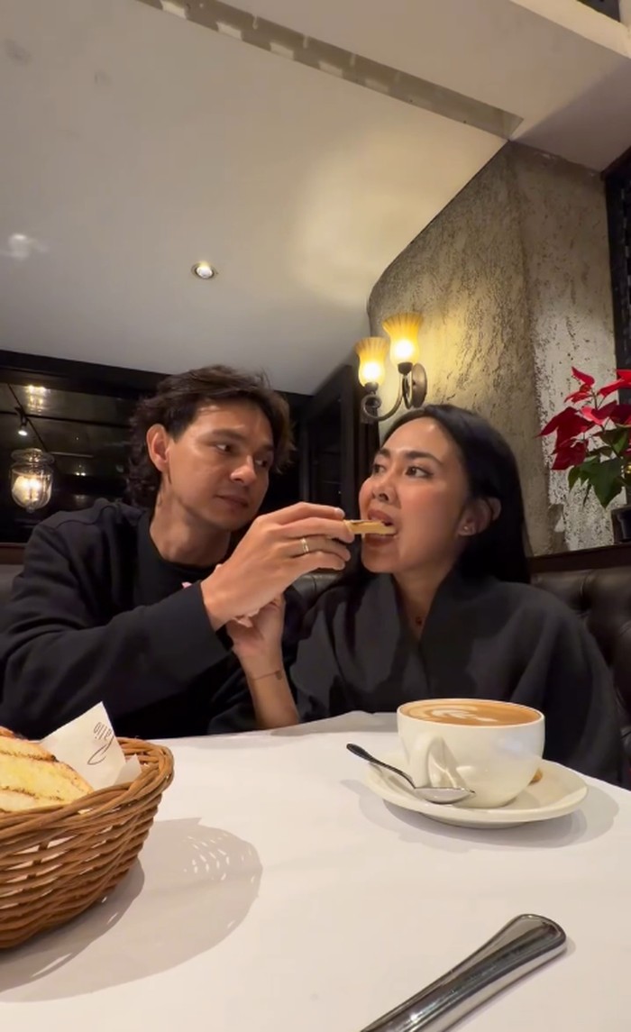 Manisnya Marcell Darwin dan Istri Saat Masak hingga Makan Bareng