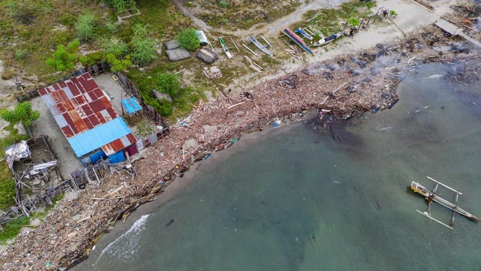 Pesisir Teluk Palu Dipenuhi Sampah Kiriman, Warga Terpaksa Membakar