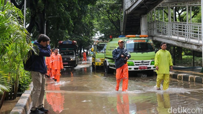 Potret Lalu Lintas Cempaka Putih Padat Merayap Imbas Banjir
