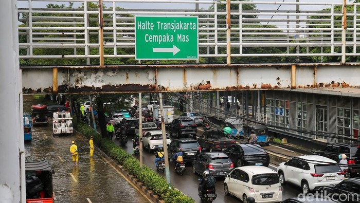 Potret Lalu Lintas Cempaka Putih Padat Merayap Imbas Banjir