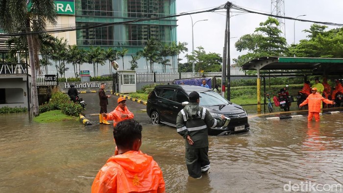 Potret Lalu Lintas Cempaka Putih Padat Merayap Imbas Banjir