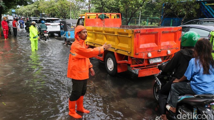 Potret Lalu Lintas Cempaka Putih Padat Merayap Imbas Banjir