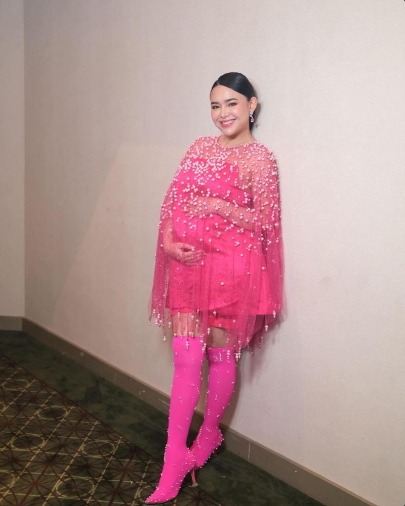 Gaya Amanda Manopo Tampil Serba Pink, Pamer Baby Bump yang Makin Besar