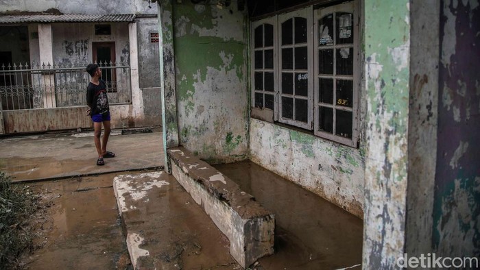 Banjir Surut, Warga Gang Mawar Bekasi Berjibaku Bersihkan Lumpur Tebal