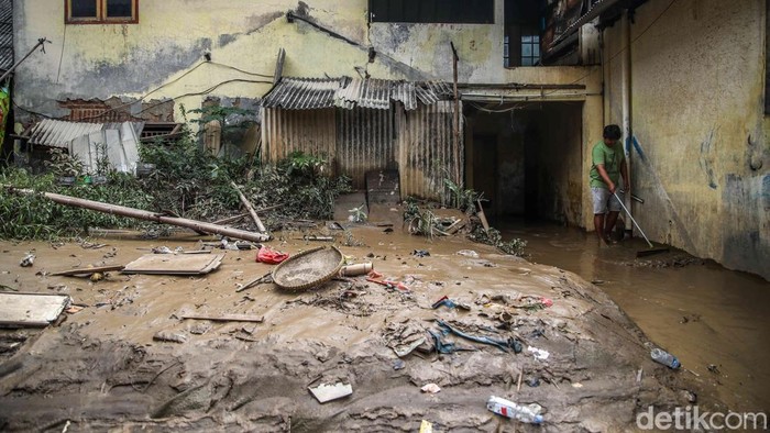 Banjir Surut, Warga Gang Mawar Bekasi Berjibaku Bersihkan Lumpur Tebal