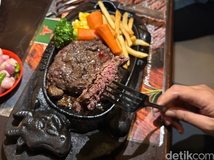 Mampir ke Tempat Makan Steak Favorit 'Old Money' Jakarta Sejak 1970