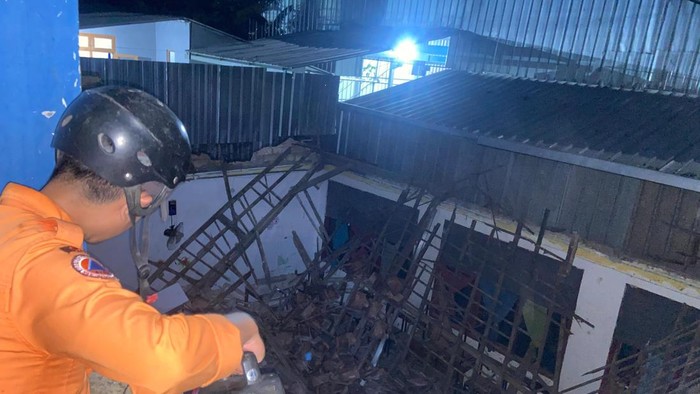 Atap Ruang Kelas MI di Gunung Putri Bogor Ambruk Diduga Akibat Bangunan ...