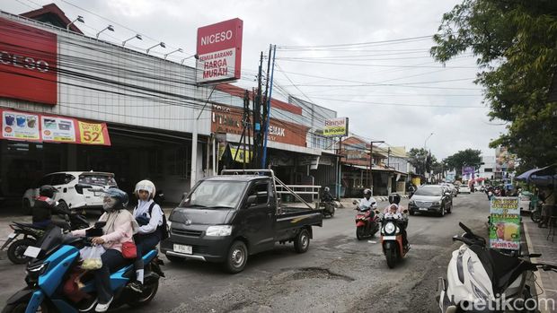 Jalan Raya Demak-Kudus Rusak Parah, Banyak Pemotor Jatuh gegara Lubang