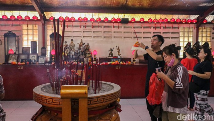 Jelang Imlek, Wihara Dharma Bhakti Glodok Mulai Ramai Didatangi Umat