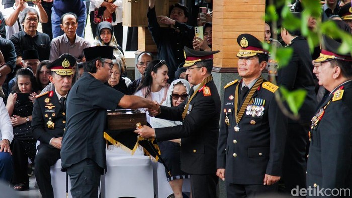 Prosesi Pemakaman Eyang Meri Hoegeng Berlangsung Khidmat dan Penuh Haru