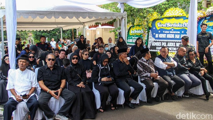 Rumah Duka Dipadati Pelayat, Eyang Meri Dilepas Penuh Haru