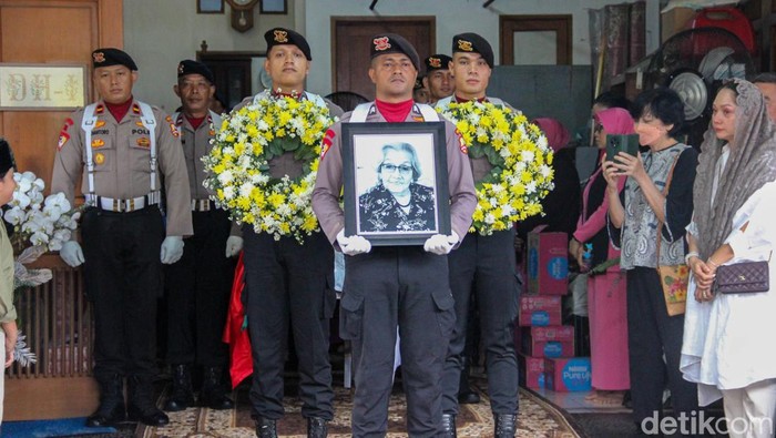 Rumah Duka Dipadati Pelayat, Eyang Meri Dilepas Penuh Haru