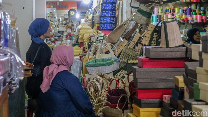 Parsel Imlek Mulai Diburu di Cikini, Pedagang Kebanjiran Pesanan