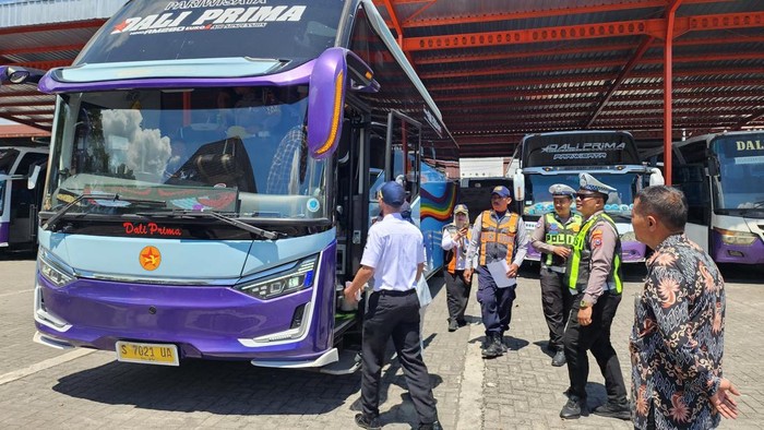 Operasi Keselamatan, Petugas Gabungan Ramp Check Bus AKAP di Bojonegoro