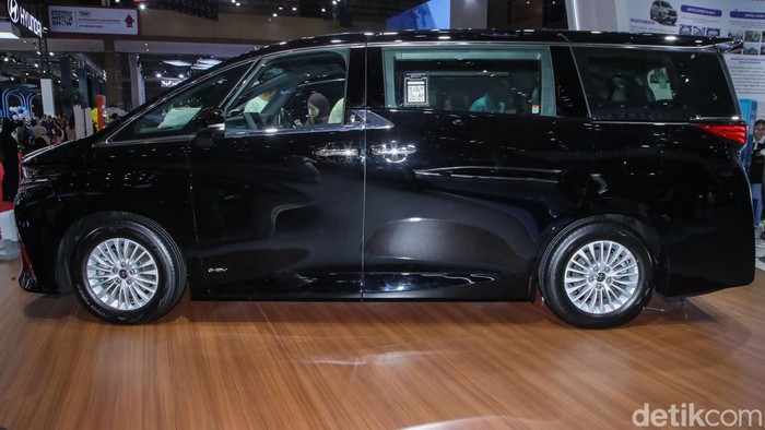 Lihat dari Dekat Toyota Alphard Hybrid Versi Murah, 'Cuma' Rp 1,3 M