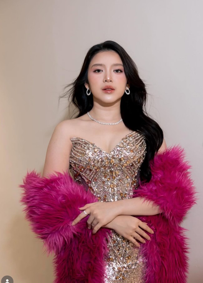 Gaya Glamor Tiara Andini Tampil di Acara Nikahan, Pakai Selendang Bulu Pink
