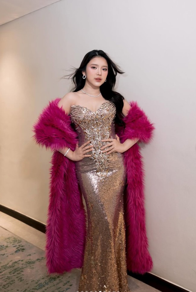 Gaya Glamor Tiara Andini Tampil di Acara Nikahan, Pakai Selendang Bulu Pink
