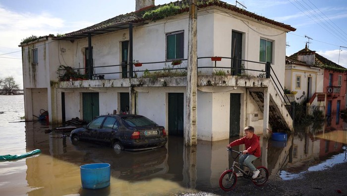 Badai Terjang Portugal, Valada Dikepung Banjir