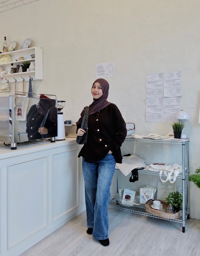Adiba Khanza Hobi Nongkrong di Kafe Cantik, Ini Potretnya!