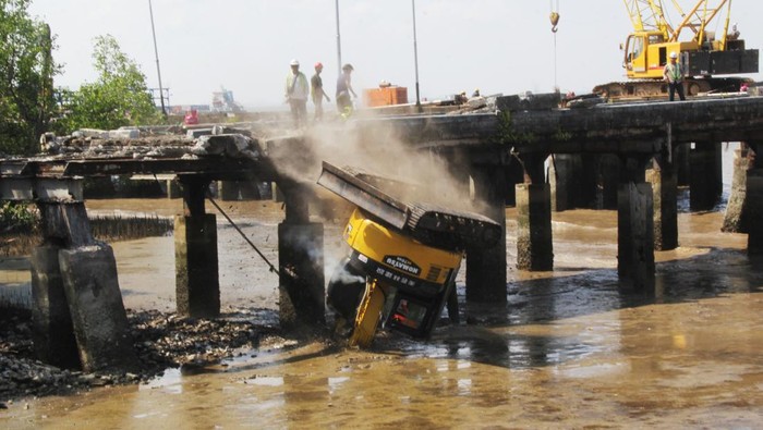 Alat Berat Jatuh Saat Beroperasi di Dermaga Dumai