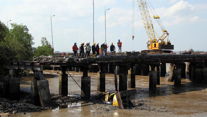 Alat Berat Jatuh Saat Beroperasi di Dermaga Dumai