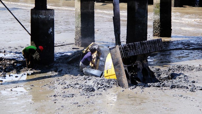 Alat Berat Jatuh Saat Beroperasi di Dermaga Dumai