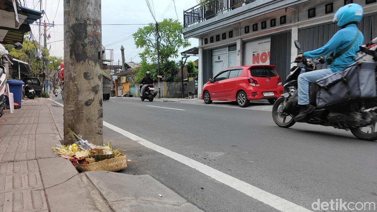 Duka untuk Sang Rider, Bunga dan Sesaji Hiasi Lokasi Jambret Maut di ...