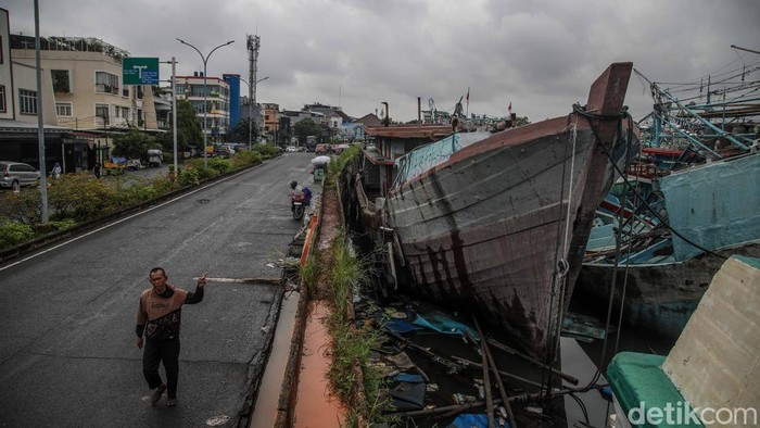 Kapal Nelayan Mangkrak Penuhi Dermaga Muara Angke