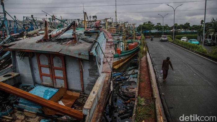 Kapal Nelayan Mangkrak Penuhi Dermaga Muara Angke