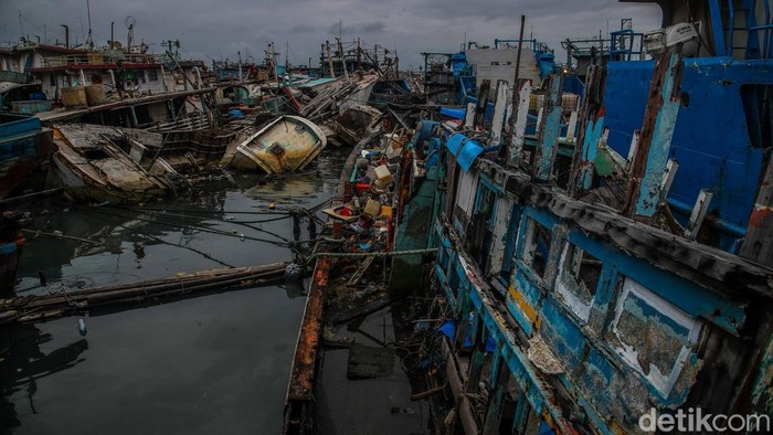 Kapal Nelayan Mangkrak Penuhi Dermaga Muara Angke
