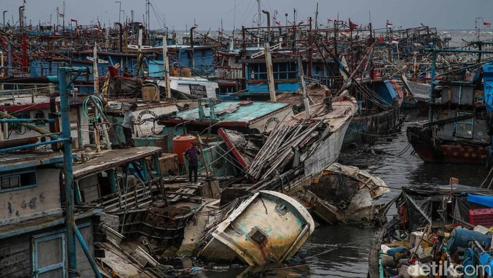Kapal Nelayan Mangkrak Penuhi Dermaga Muara Angke