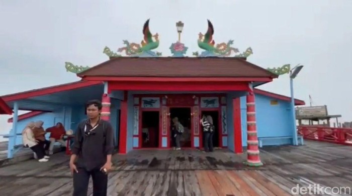 Memanjatkan Doa dari Kelenteng Bersejarah di Tengah Laut Kubu Raya
