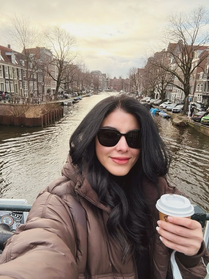 Gaya Seru Medina Dina saat Ngopi Bareng Gading Marten di Abu Dhabi
