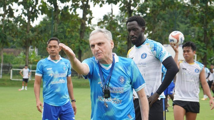 Marian Mihail Jadi Pelatih Baru PSBS Biak, Pernah Tukangi PSS Sleman