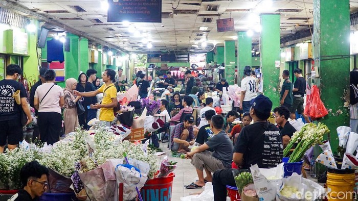 Pasar Bunga Rawa Belong Diserbu Pembeli Jelang Valentine