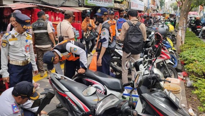 PKL hingga Parkir Liar di Trotoar Pancoran Glodok Ditertibkan Satpol PP