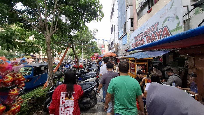 Warga Keluhkan Trotoar di Glodok Jadi Lapak PKL dan Parkir Liar Motor